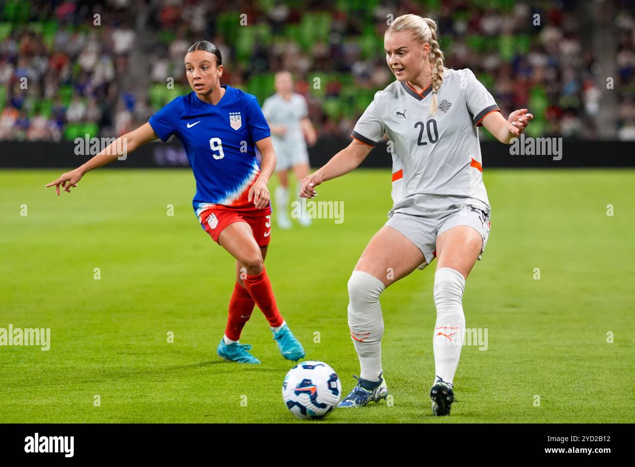 Iceland defender Guony Arnadottir (20) works against United States ...