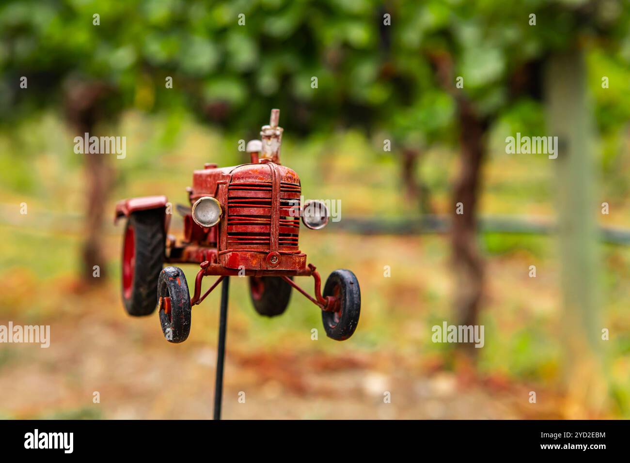 Little red tractor symbol hi-res stock photography and images - Alamy