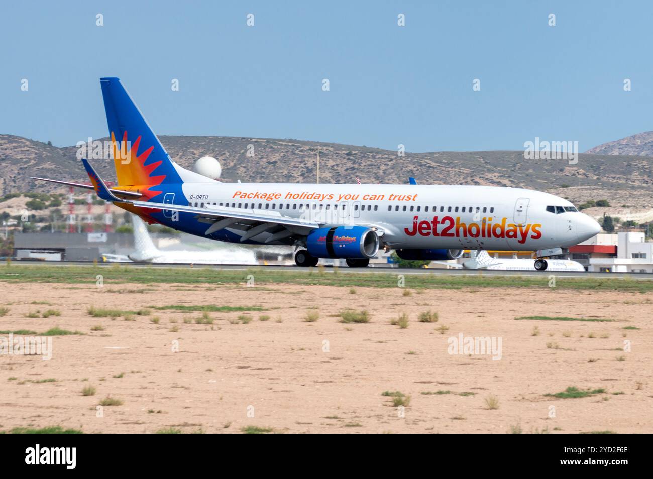 Aeropuerto de Alicante. Avión de línea Boeing 737 de la aerolínea Jet2 ...