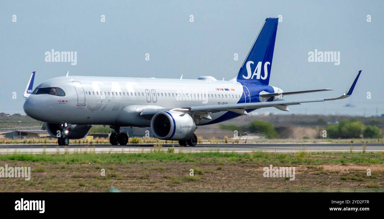 Airbus 320 airliner taking off hi-res stock photography and images - Alamy