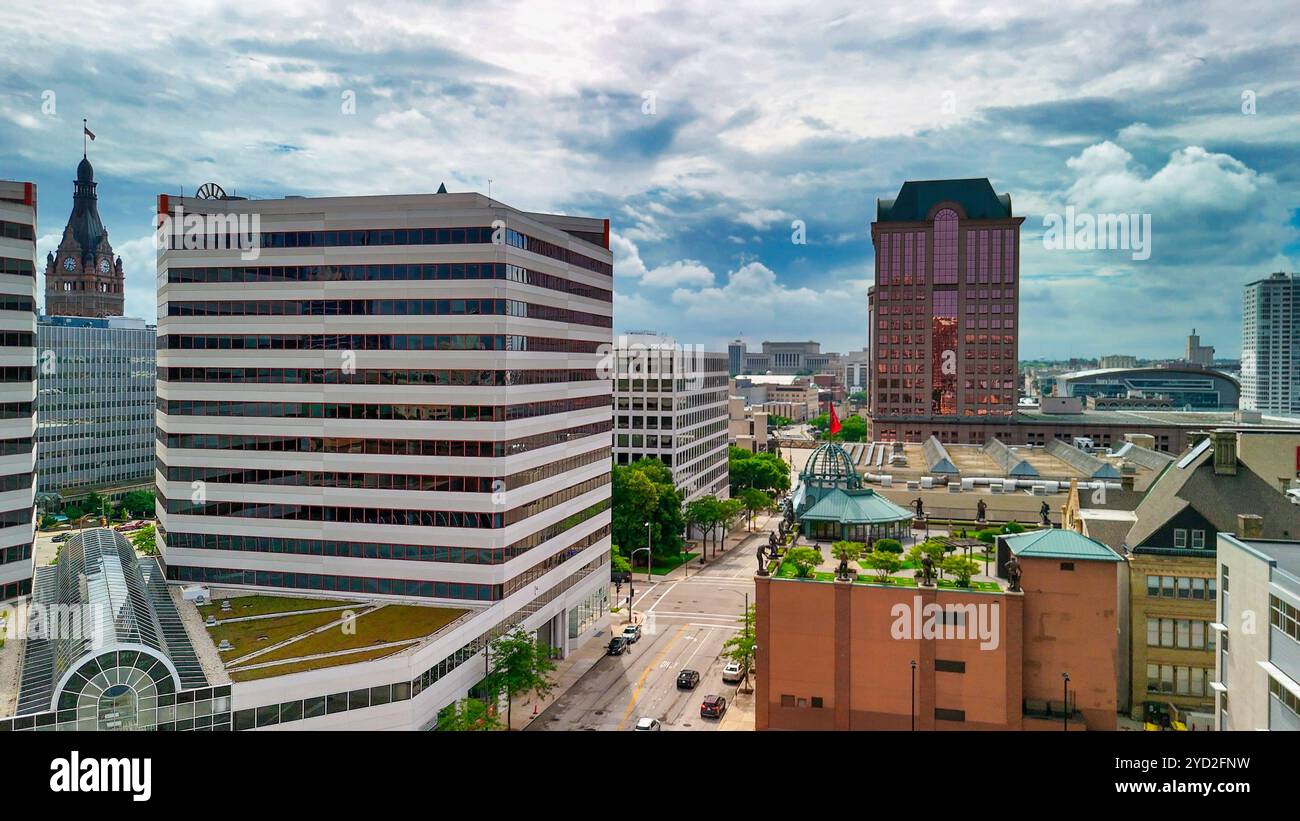 Milwaukee skyline aerial hi-res stock photography and images - Alamy