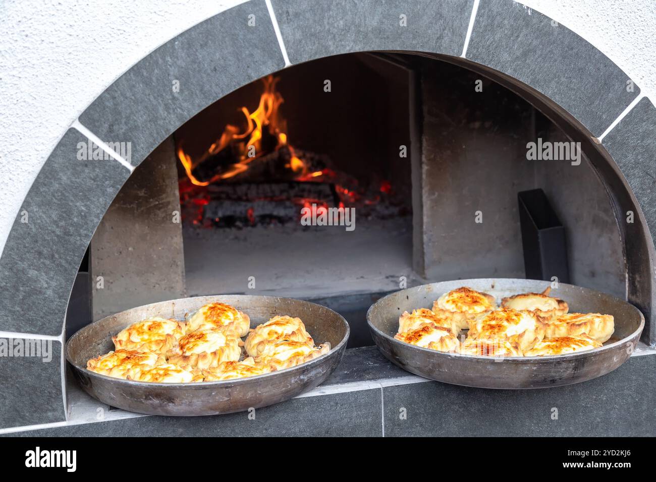 Traditional oven cooking hi-res stock photography and images - Alamy