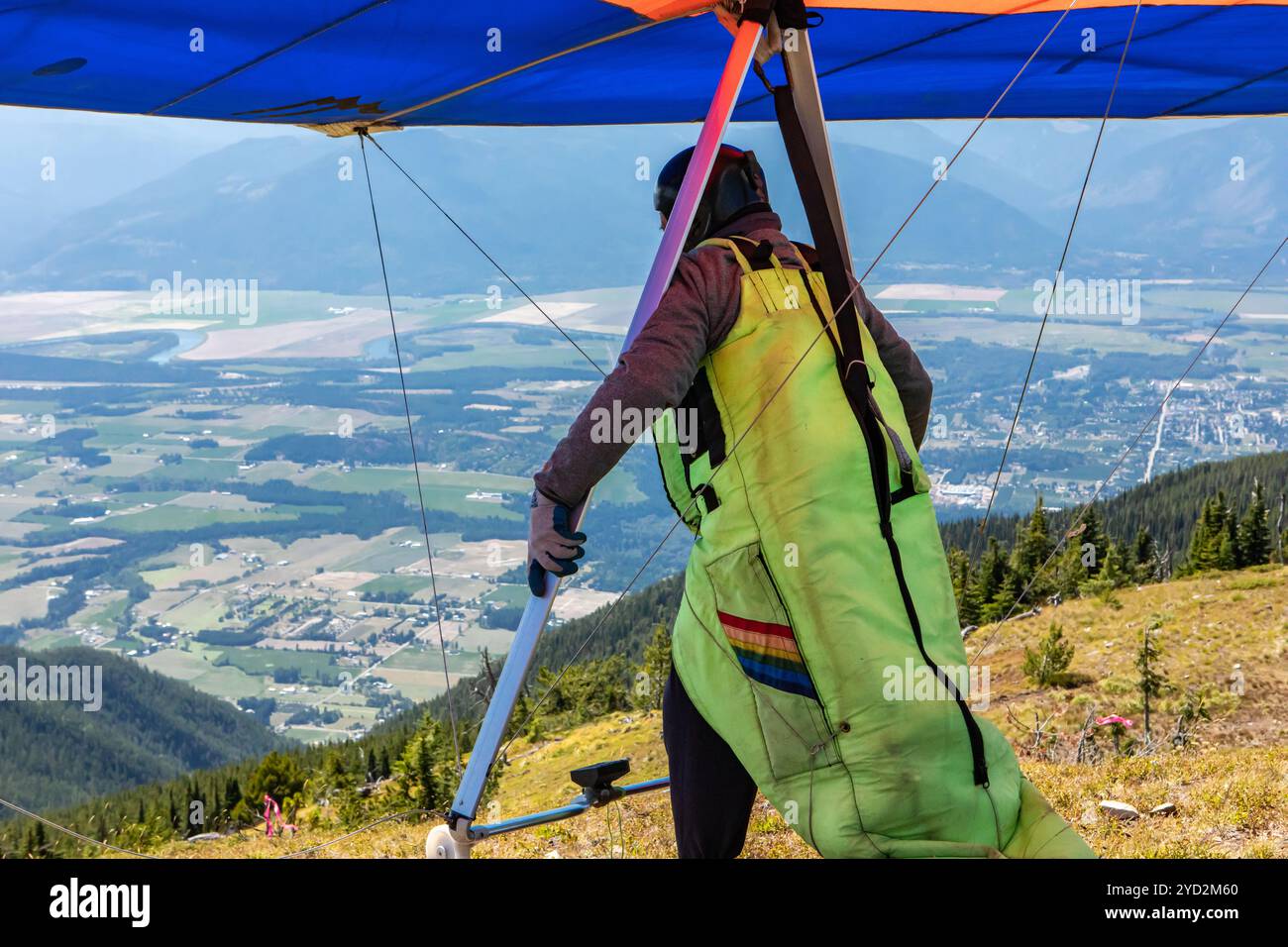 Extremal man with hang-glider preparing to fly Stock Photo - Alamy