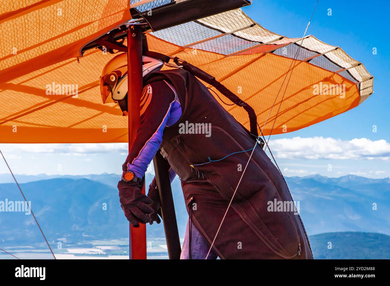 Extremal man with hang-glider preparing to fly Stock Photo - Alamy
