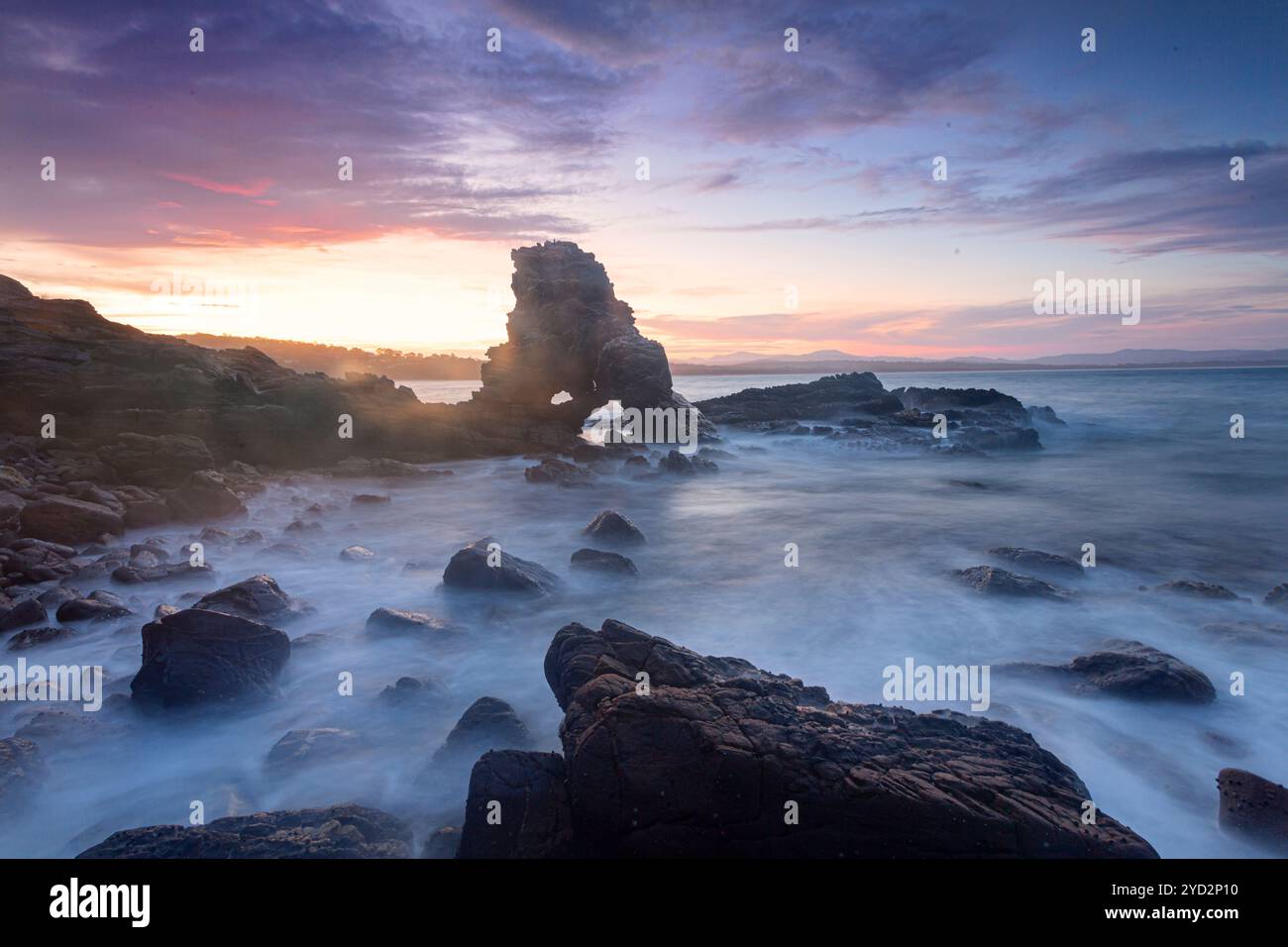 Beautiful setting sun behind clouds hi-res stock photography and images ...