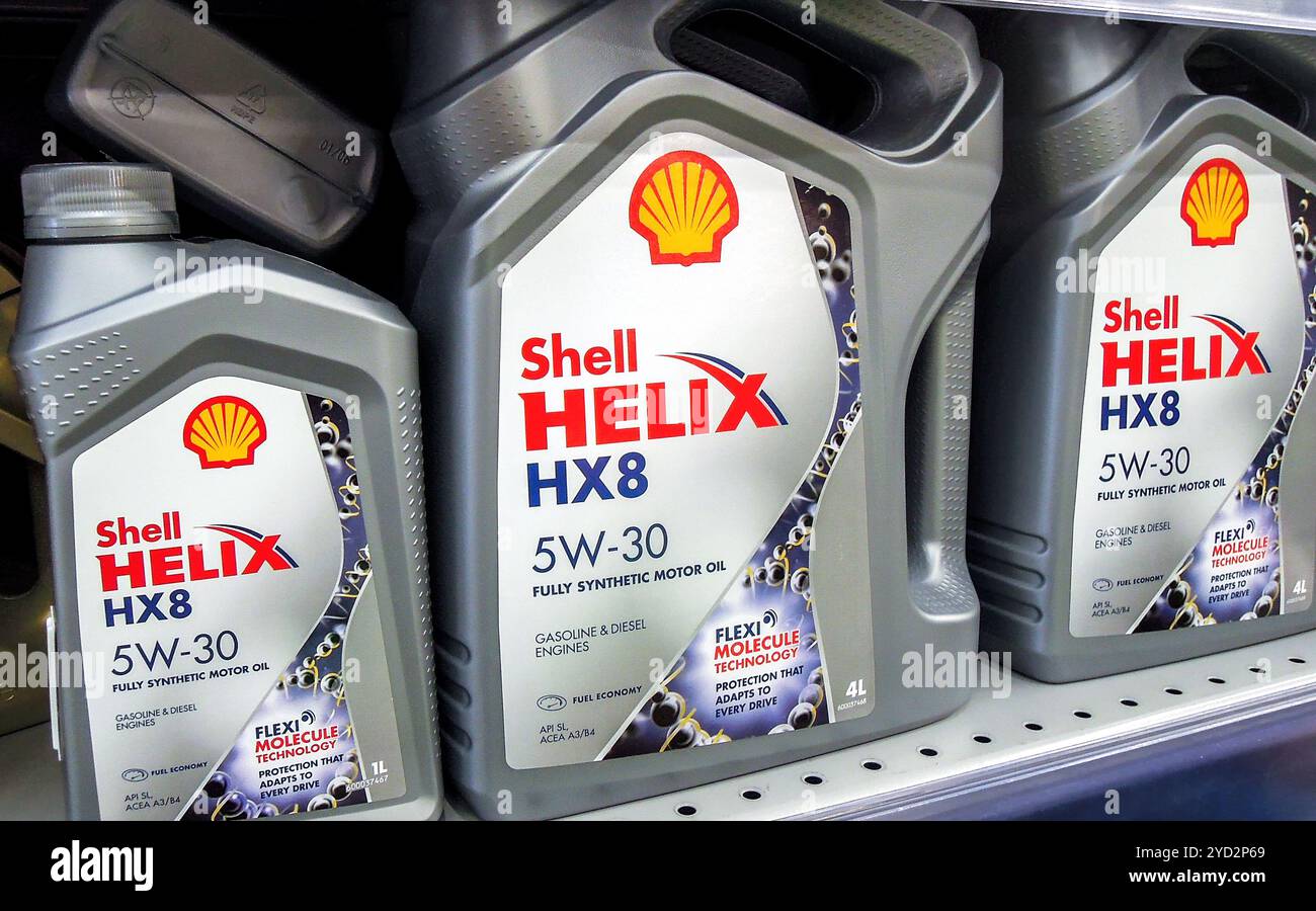 Shell Helix motor oil in plastic canisters Stock Photo - Alamy