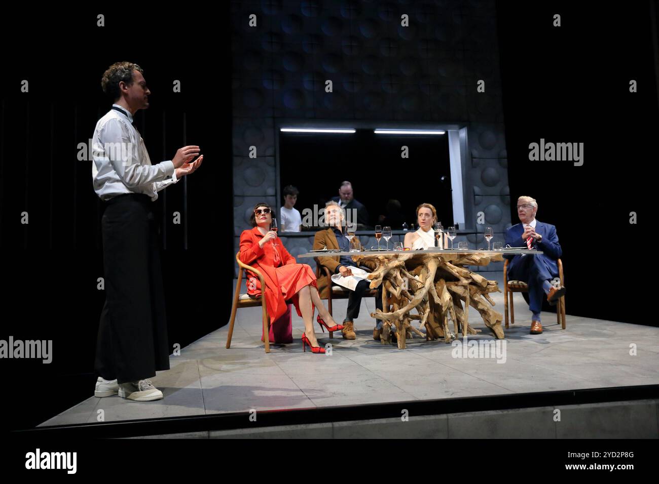 Andri Schenardi als Kellner, Wiebke Mollenhauer als Babette Lohmann ...