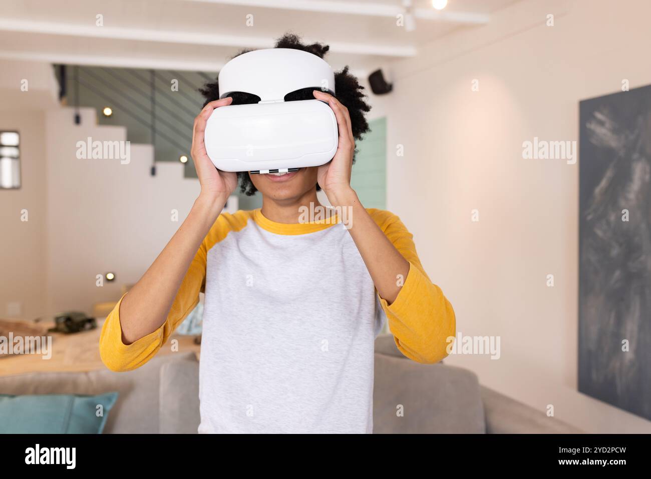 Woman play vr device home hi-res stock photography and images - Alamy