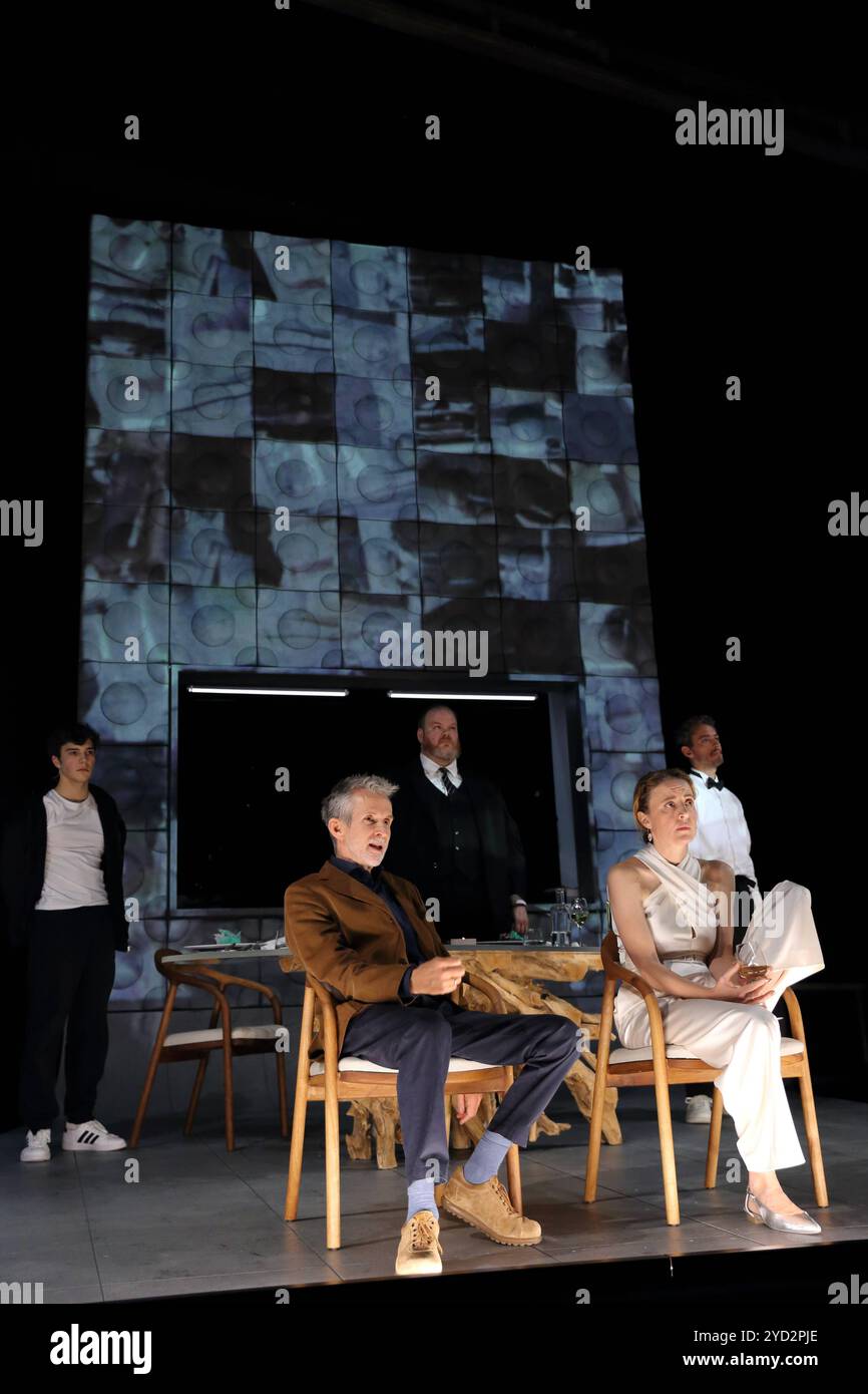 Ulrich Matthes als Paul Lohmann und Maren Eggert als Claire Lohmann ...