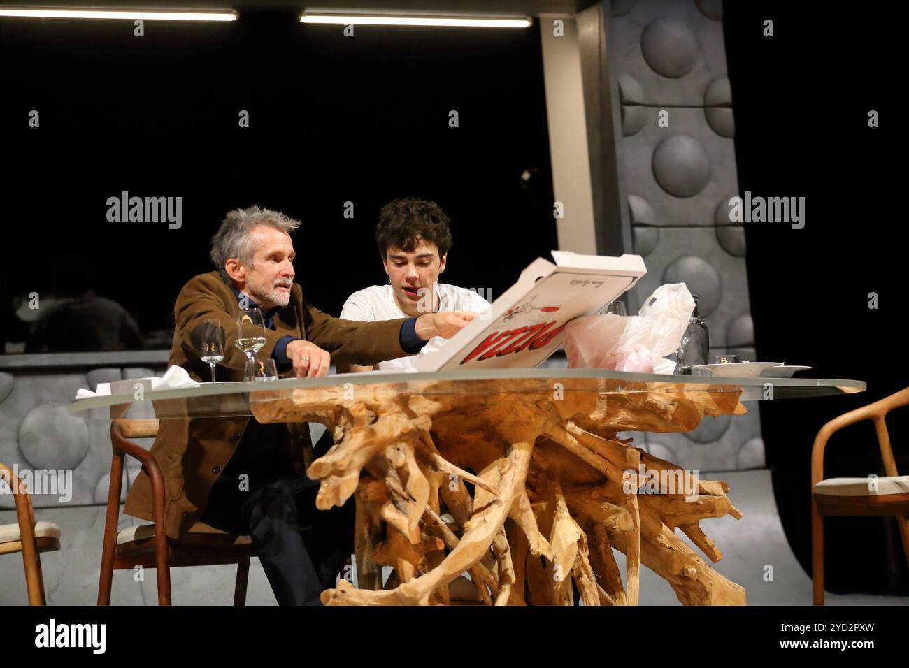 Ulrich Matthes als Paul Lohmann und Carlo Krammling als Michel Lohmann ...