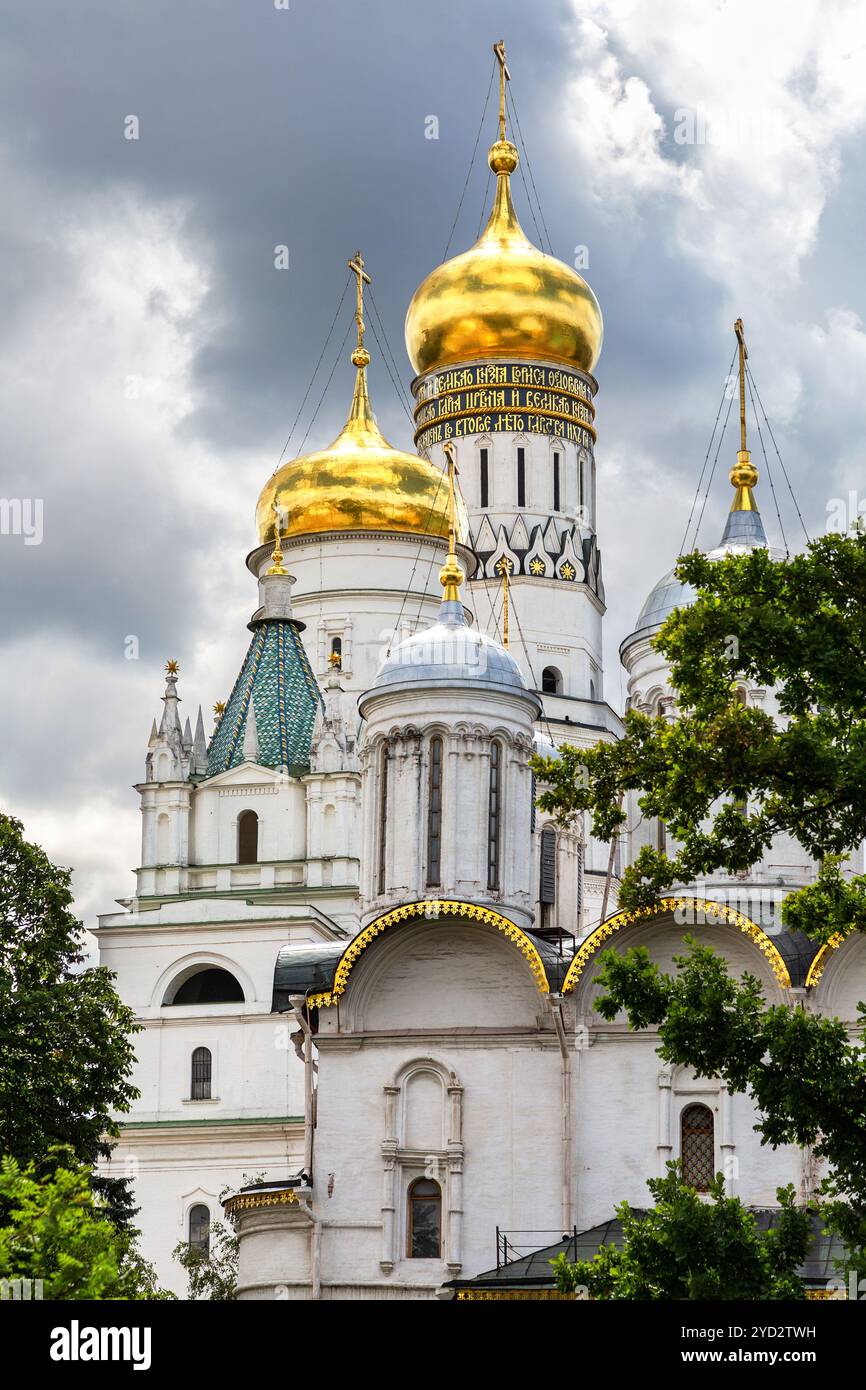 Golden domes of Ivan the Great bell tower and Archangel Cathedral Stock ...