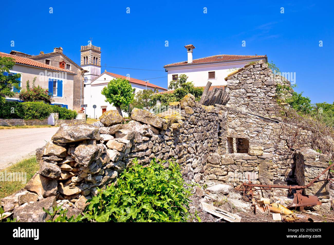 Picturesque medieval stone village hi-res stock photography and images ...