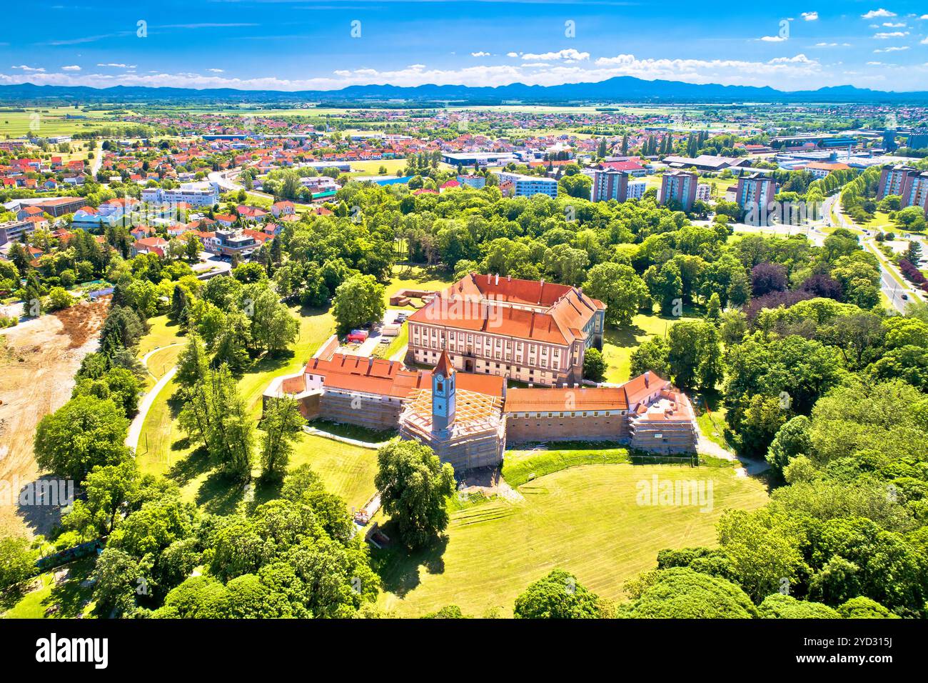 Town green square park in hi-res stock photography and images - Alamy
