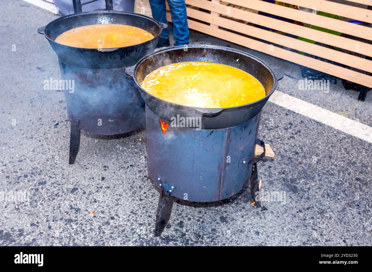 Outdoor cauldrons food hi-res stock photography and images - Alamy