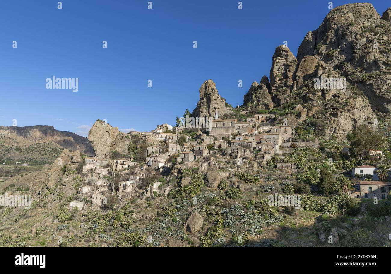 Overview abandoned pentedattilo hi-res stock photography and images - Alamy