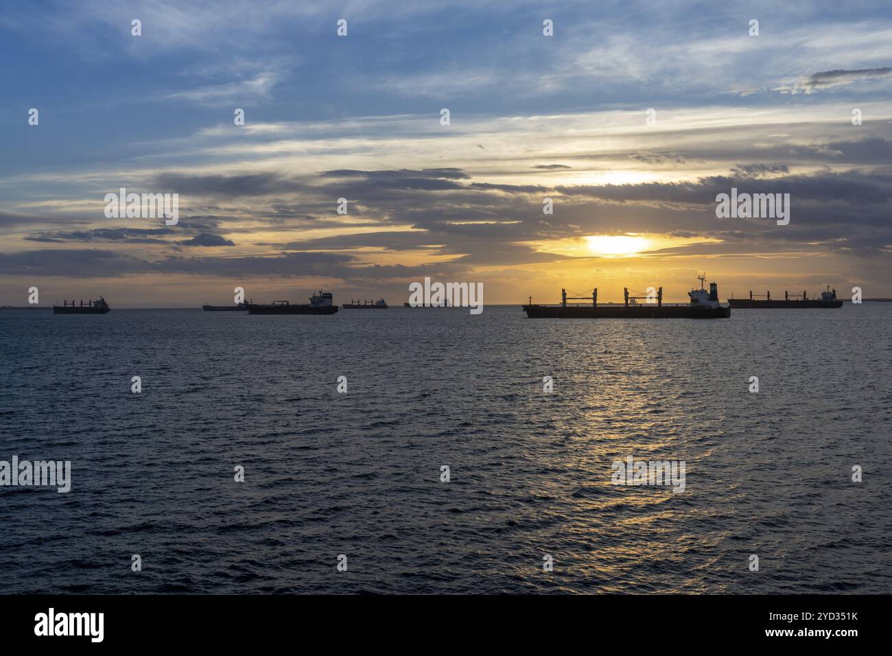 Port boats freight barges hi-res stock photography and images - Alamy
