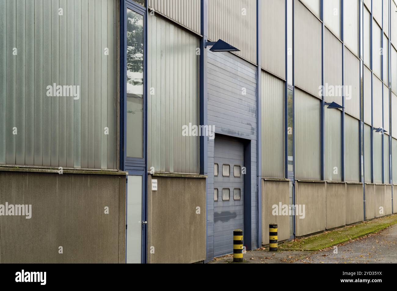 Exterior facade of an industrial building with a loading dock Tor tor ...