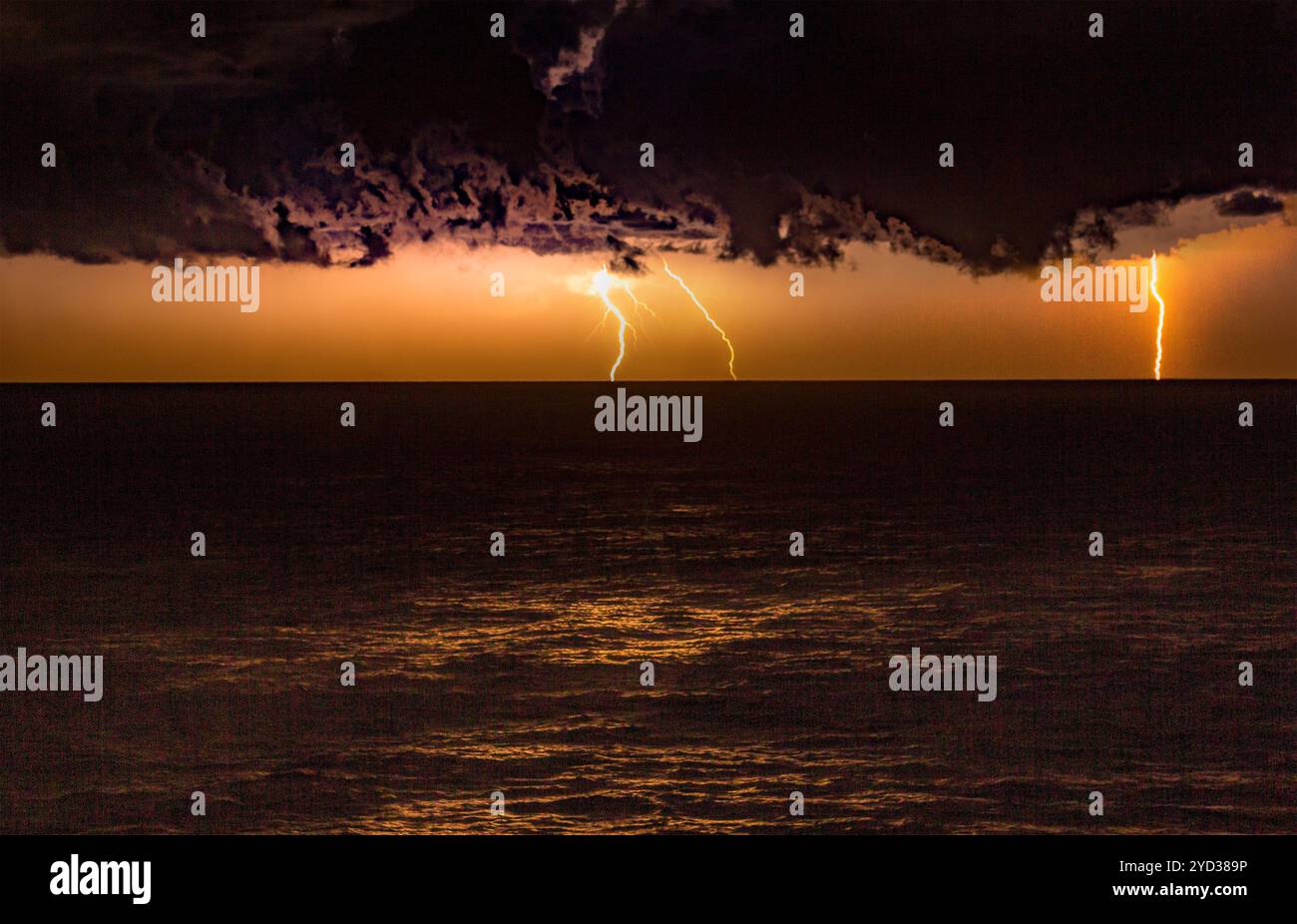 Lightning storm ocean hi-res stock photography and images - Alamy