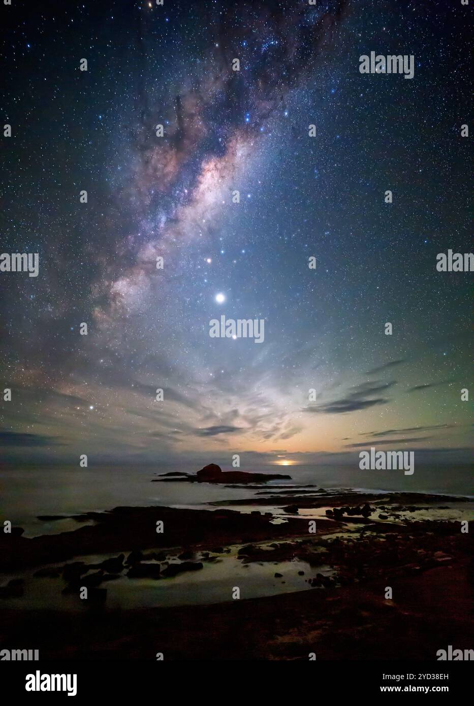 Milky way over ocean hi-res stock photography and images - Alamy
