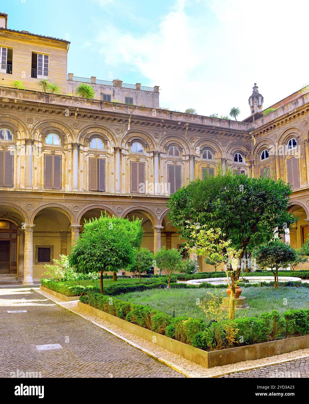 Enclosed column hi-res stock photography and images - Alamy