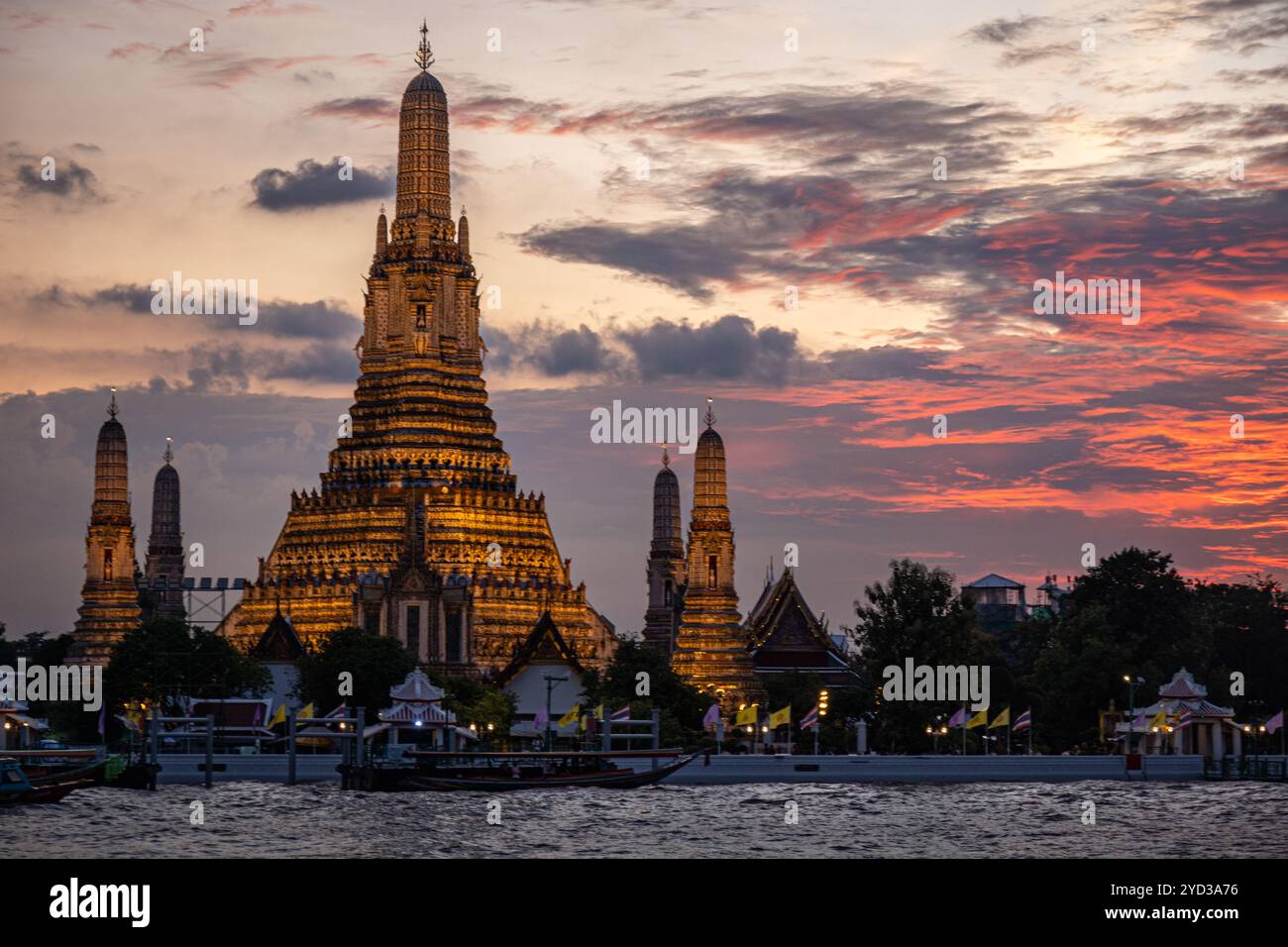 Sunset over wat arun the temple of dawn in Bangkok Thailand south east ...