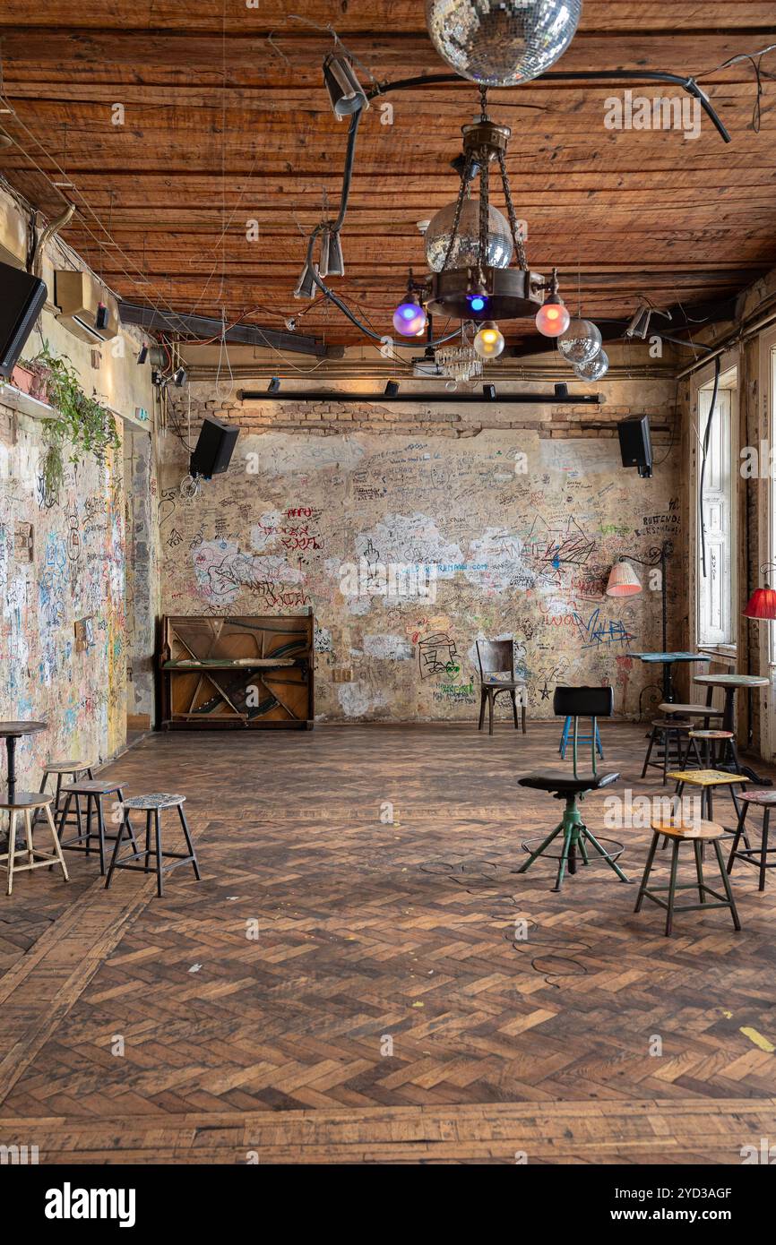 Ruins Bars in Budapest, creativity and art with Discarded Objects ...