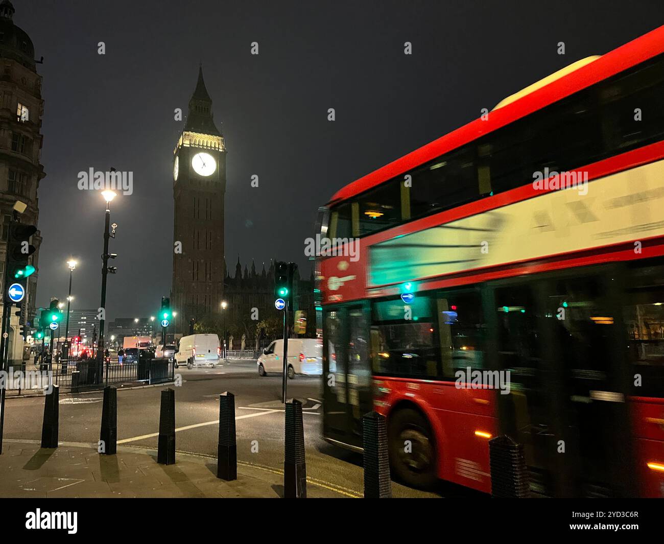 London, UK. 25th Oct, 2024. A bus drives past the Elizabeth Tower with ...