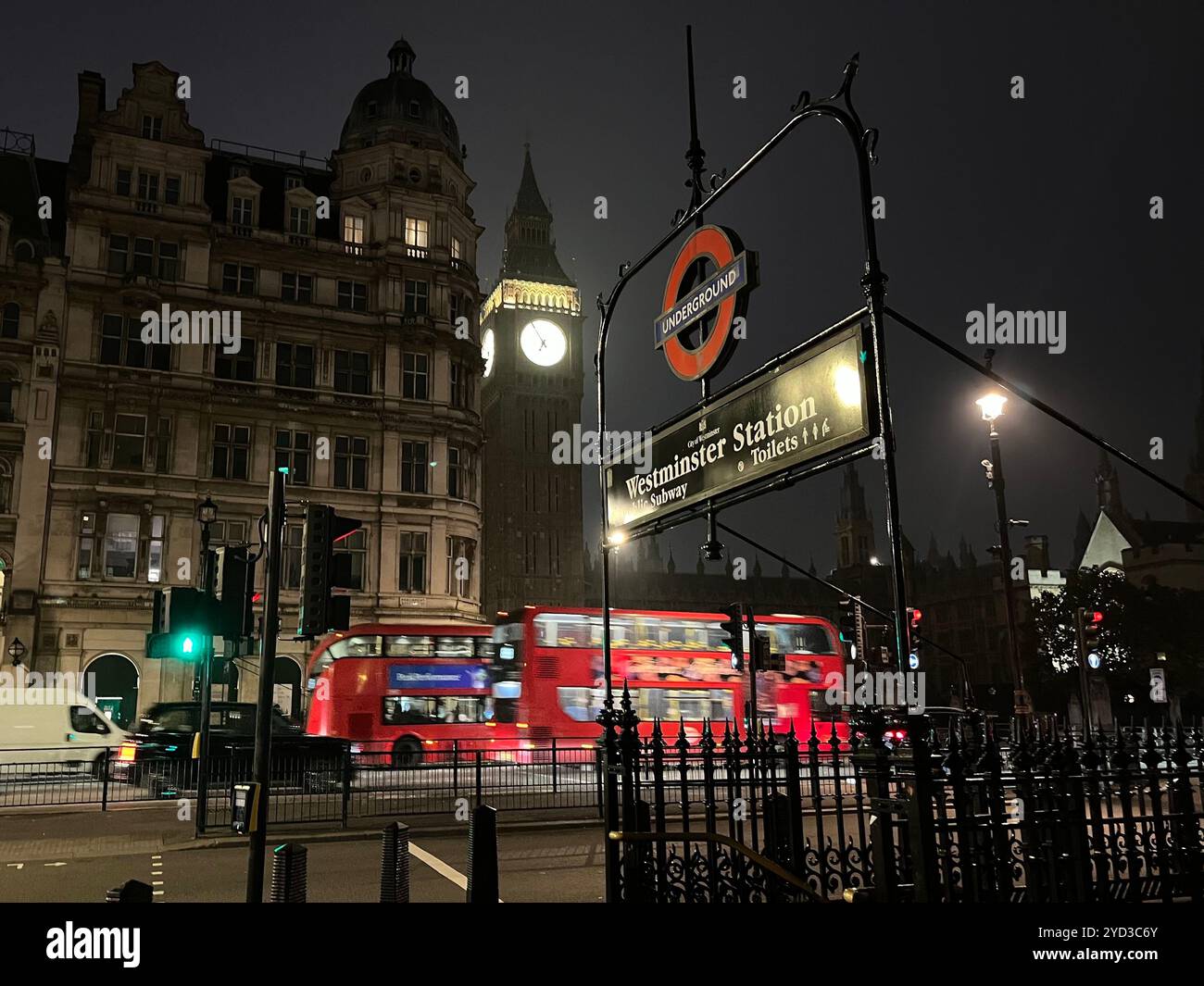 London, UK. 25th Oct, 2024. Buses pass the Elizabeth Tower with the Big ...
