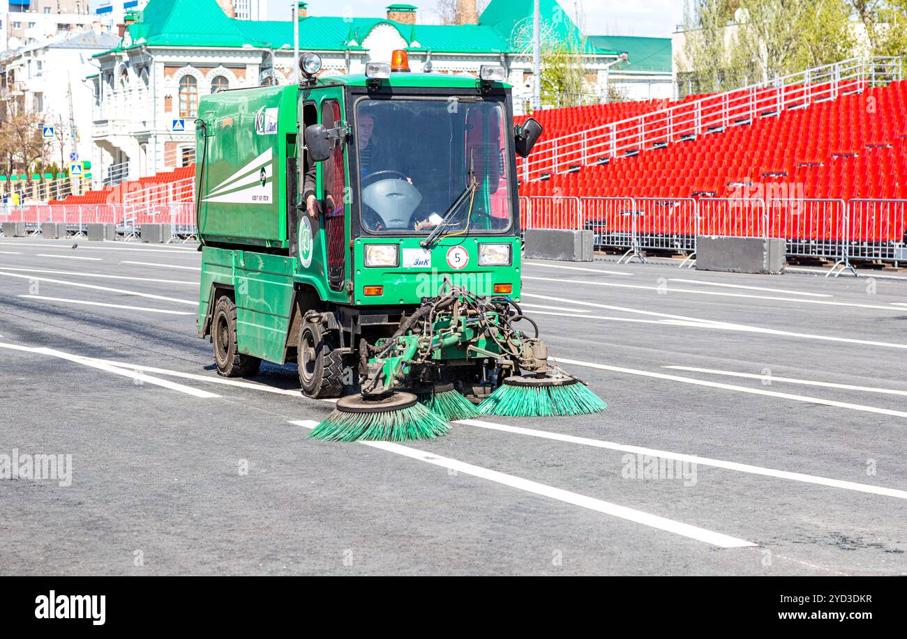 Street sweeper machine hi-res stock photography and images - Alamy
