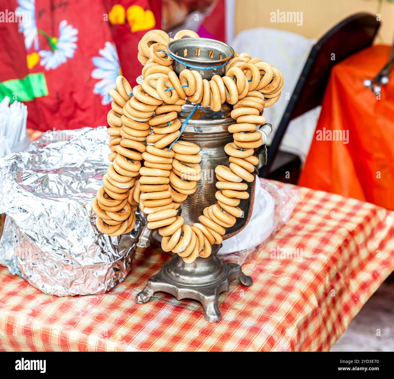 Traditional old samovar for tea drinking with bagels Stock Photo - Alamy