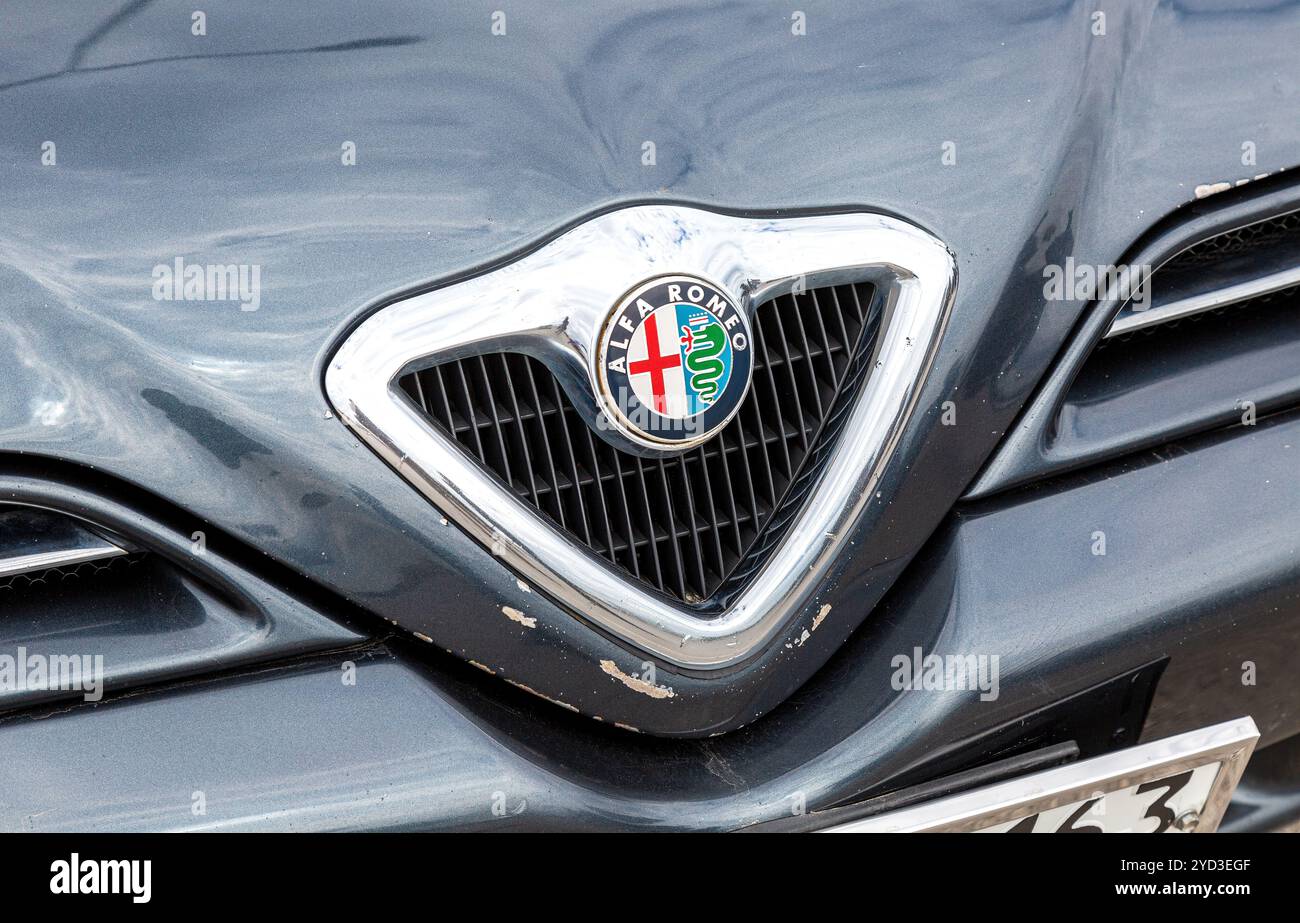 Close-up view of the logo of an Alfa Romeo Stock Photo - Alamy