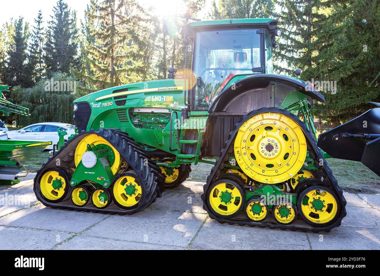 Rubber track John Deere 7830 agricultural tractor Stock Photo - Alamy Rubber track John Deere 7830 agricultural tractor Stock Photo - Alamy