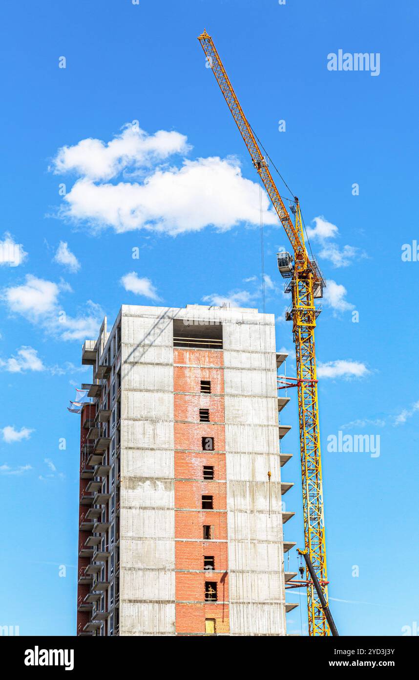 Crane lift block flat house hi-res stock photography and images - Alamy