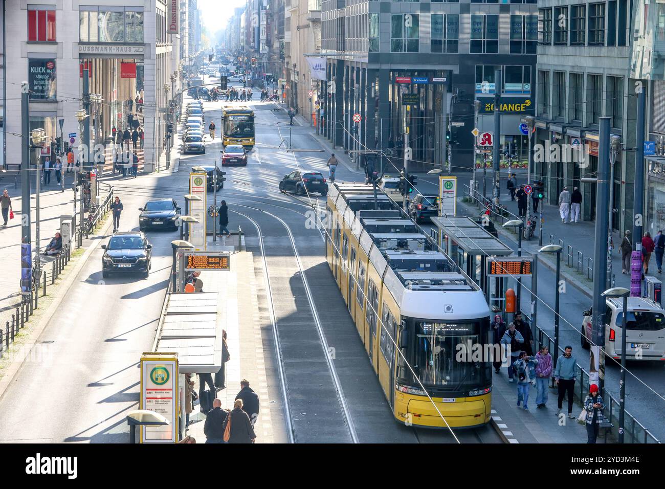 Straßenverker auf der Friedrichstraße. Straßenbahn der BVG. Linie M1 ...
