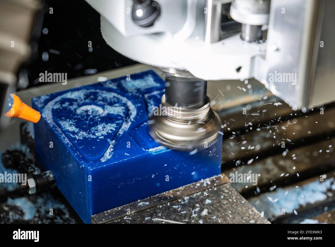 Metalworking Cnc Lathe Milling Machine With Coolant Milling A Piece Of