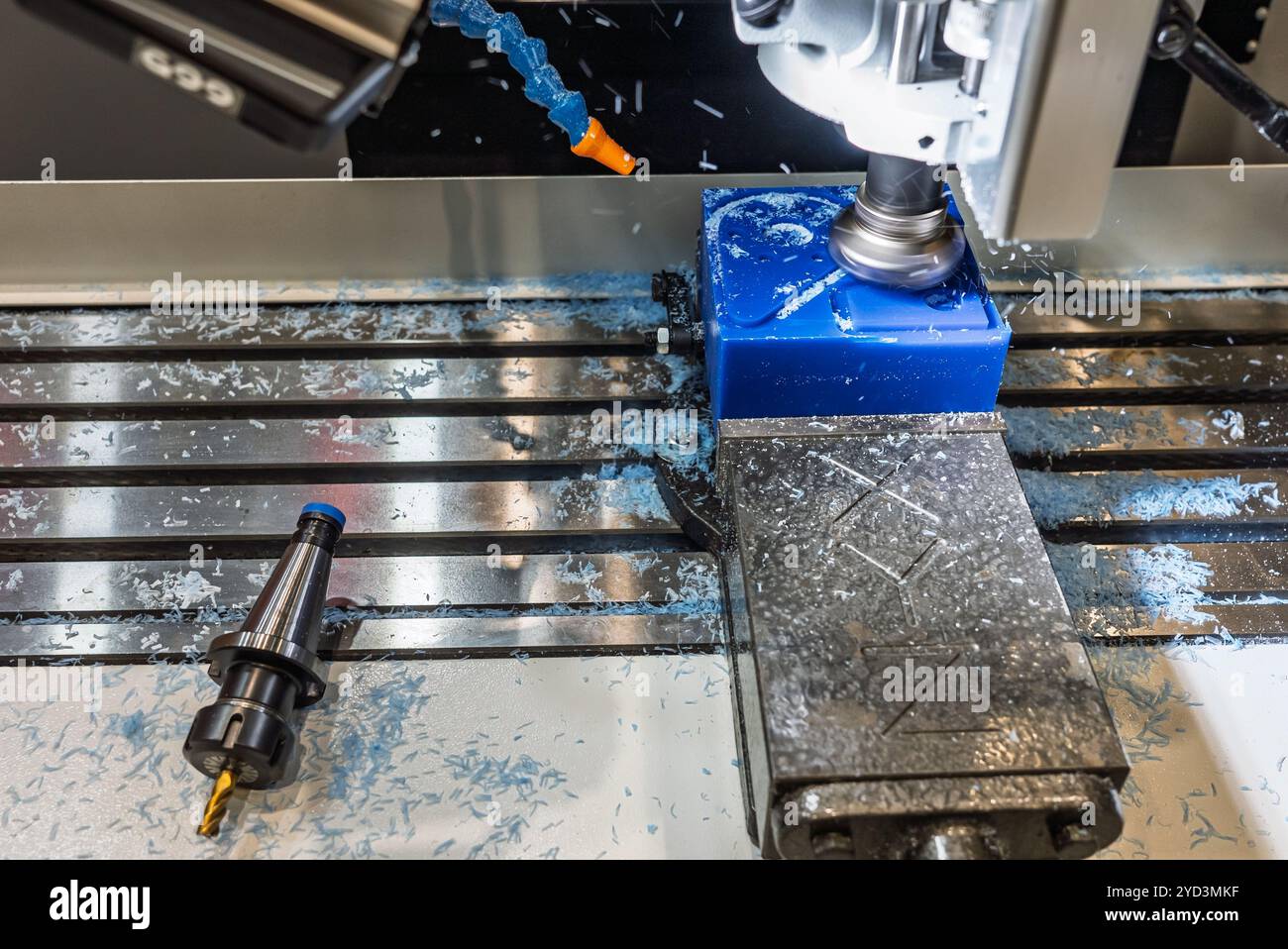 Metalworking Cnc Lathe Milling Machine With Coolant Milling A Piece Of