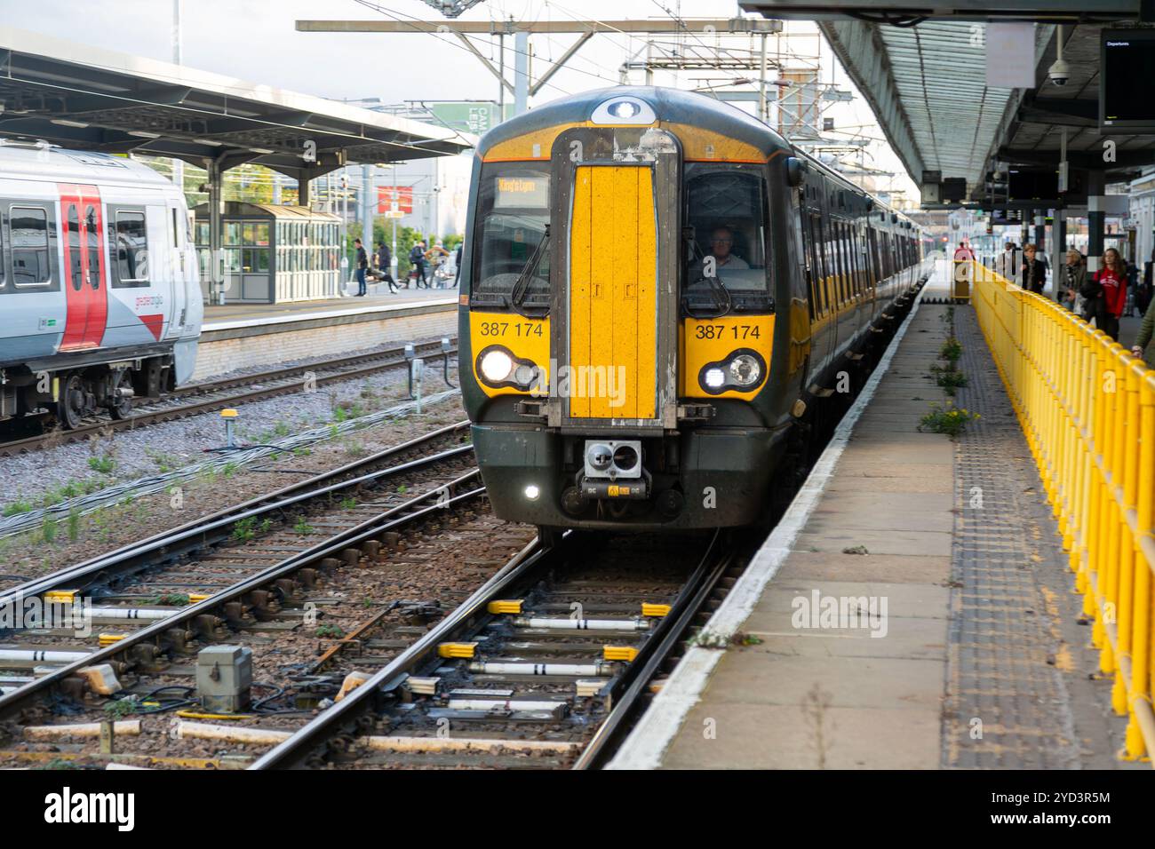 Great Northern Class 387 train arriving at platform, Cambridge ...