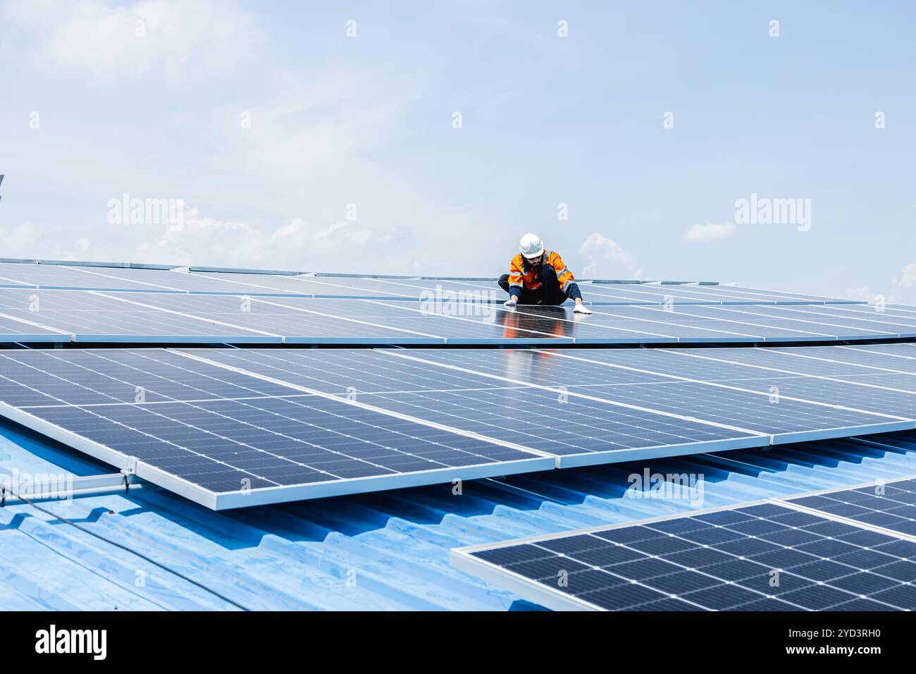 Installing roof hi-res stock photography and images - Alamy