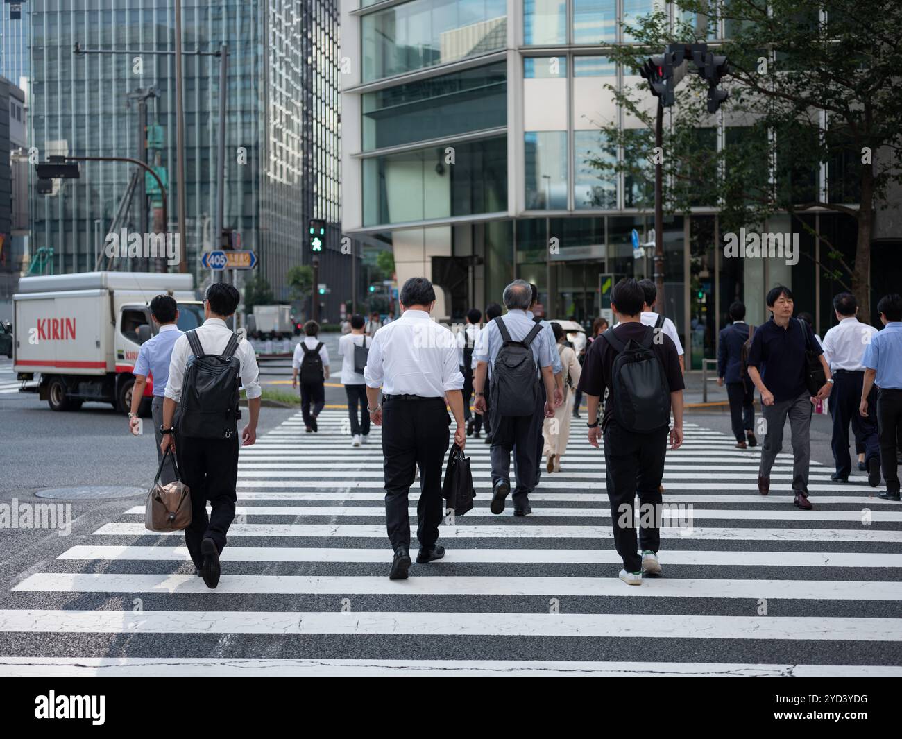 People walking to work in the Marunouchi district of Tokyo, Japan Stock ...