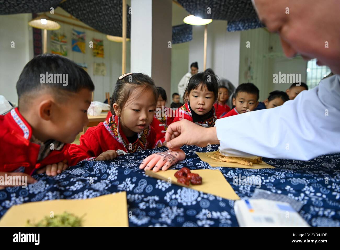Children learn knowledge about traditional Chinese medicine (TCM) in ...
