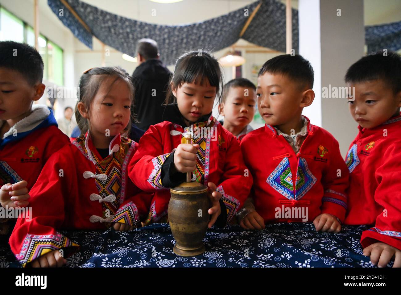 Children learn knowledge about traditional Chinese medicine (TCM) in ...