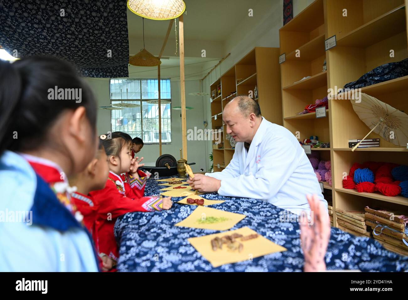 Children learn knowledge about traditional Chinese medicine (TCM) in ...