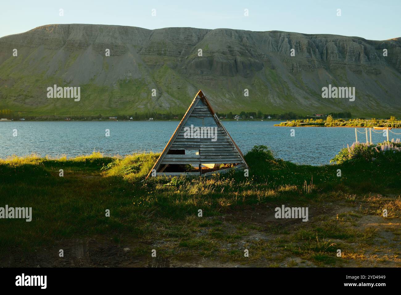 Small cabin quiet lake hi-res stock photography and images - Alamy