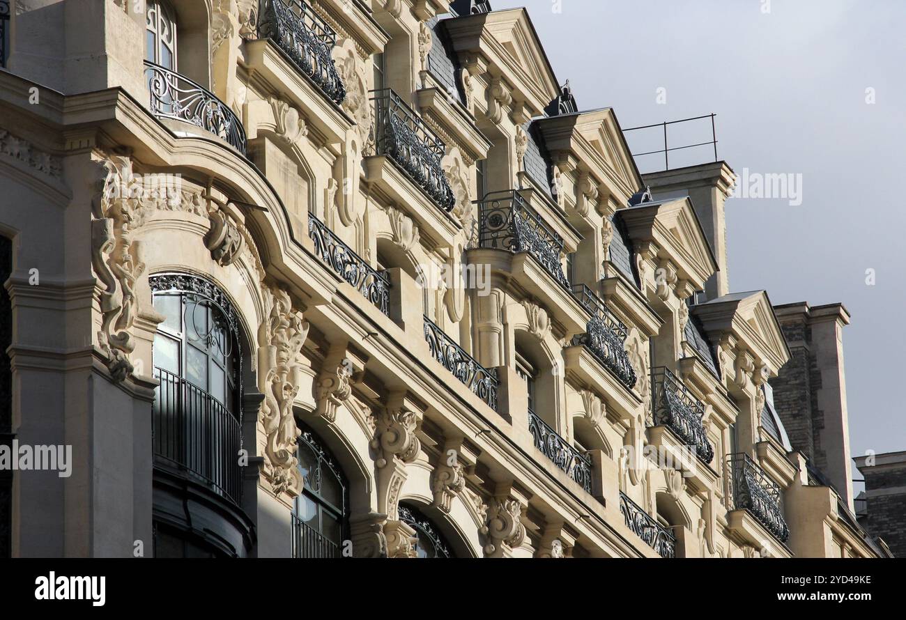 Paris facade balconies france hi-res stock photography and images - Alamy
