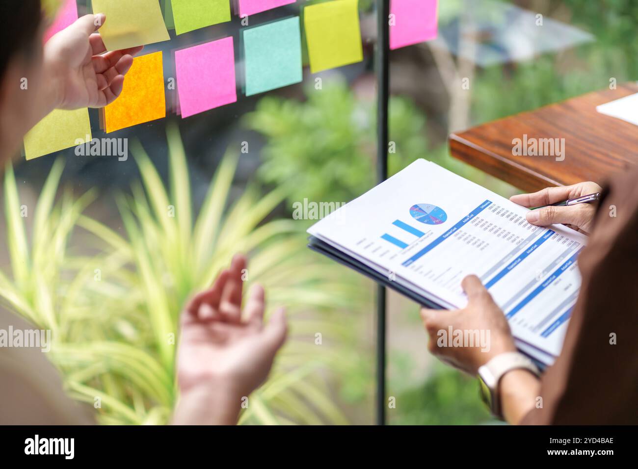 Explaining data colleague hi-res stock photography and images - Alamy