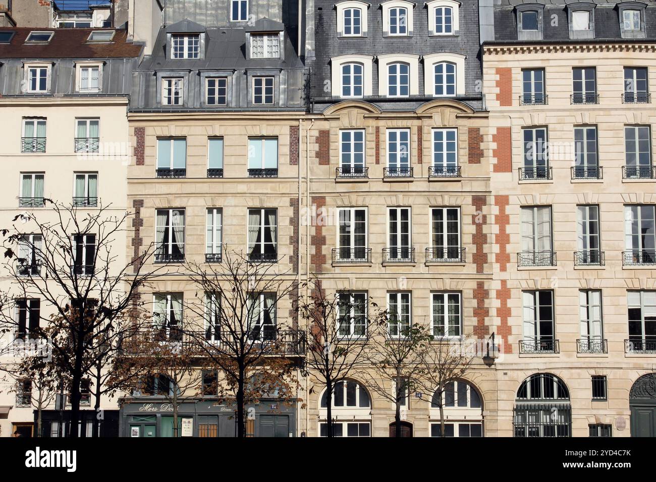 Facade traditional parisian building hi-res stock photography and ...