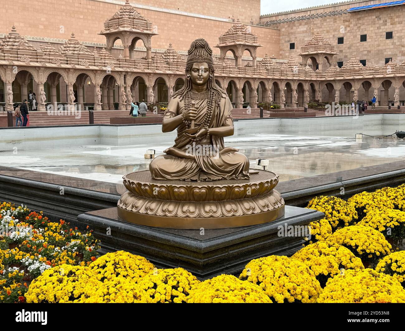The Akshardham (BAPS Shri Swaminarayan Mandir) temple in Robbinsville ...