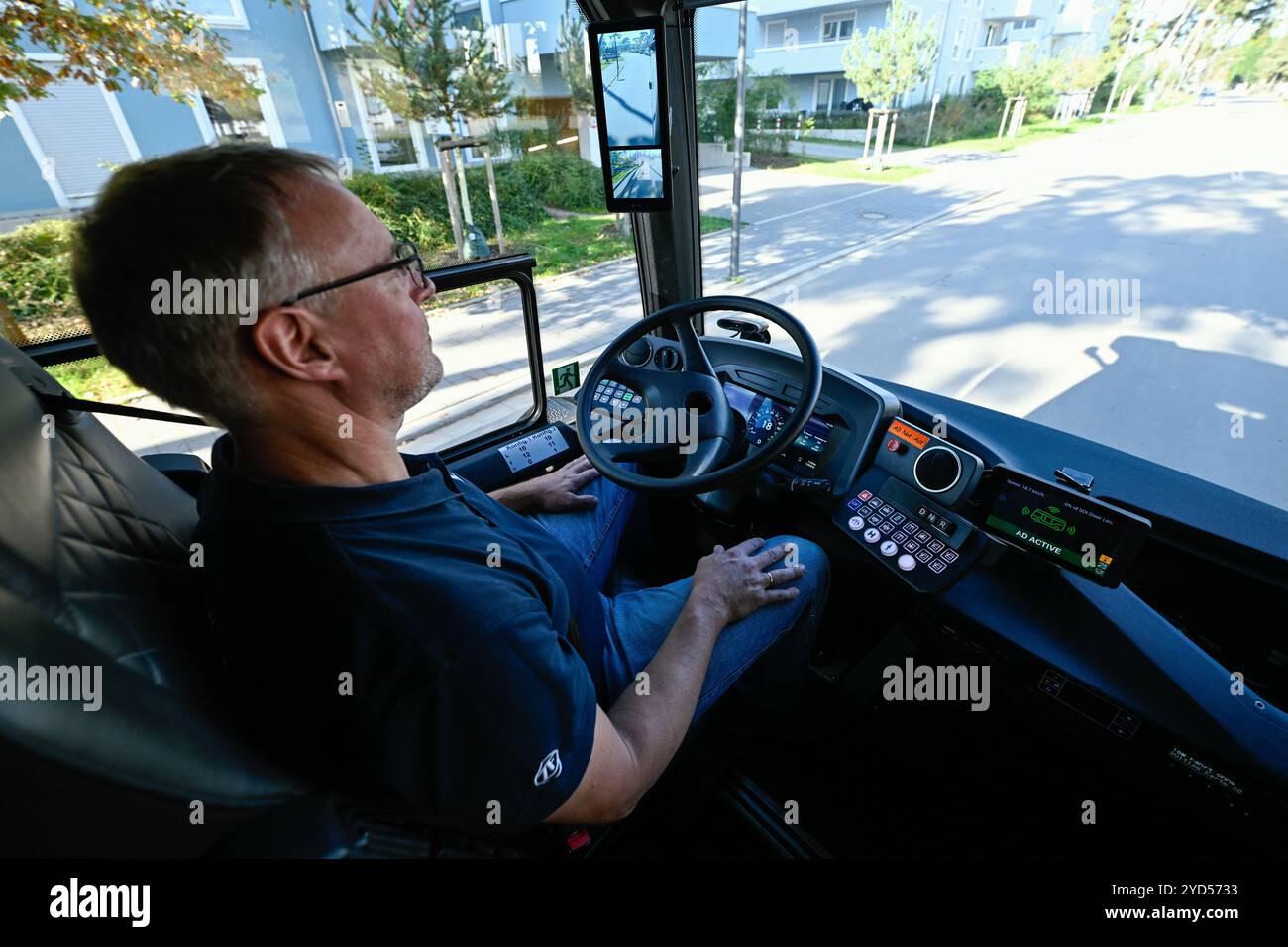 Mannheim, Germany. 25th Oct, 2024. The safety driver takes his hands ...