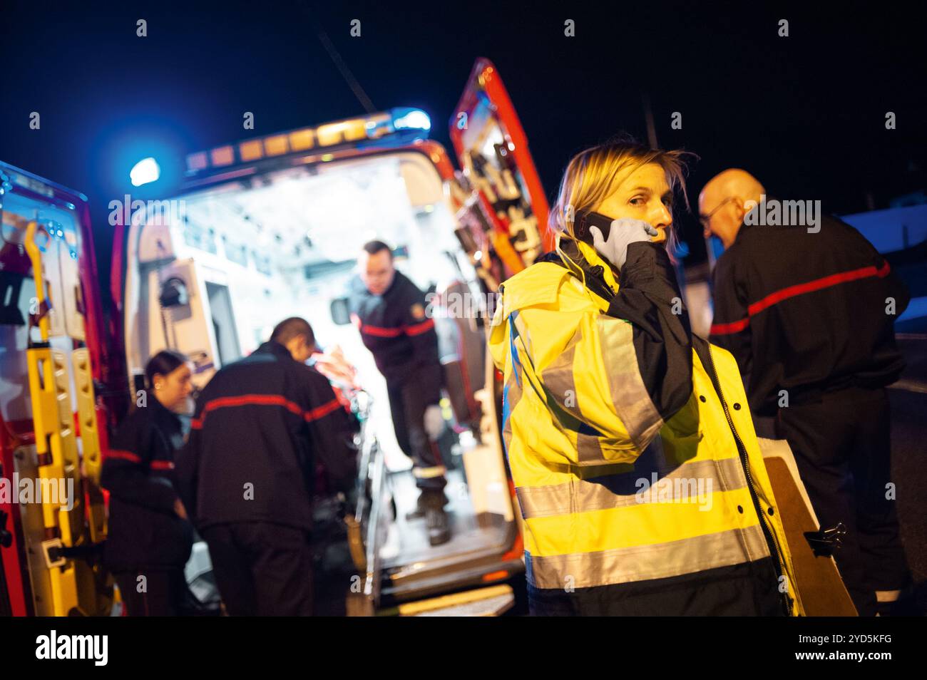 An emergency response team, including paramedics, doctors, and nurses ...