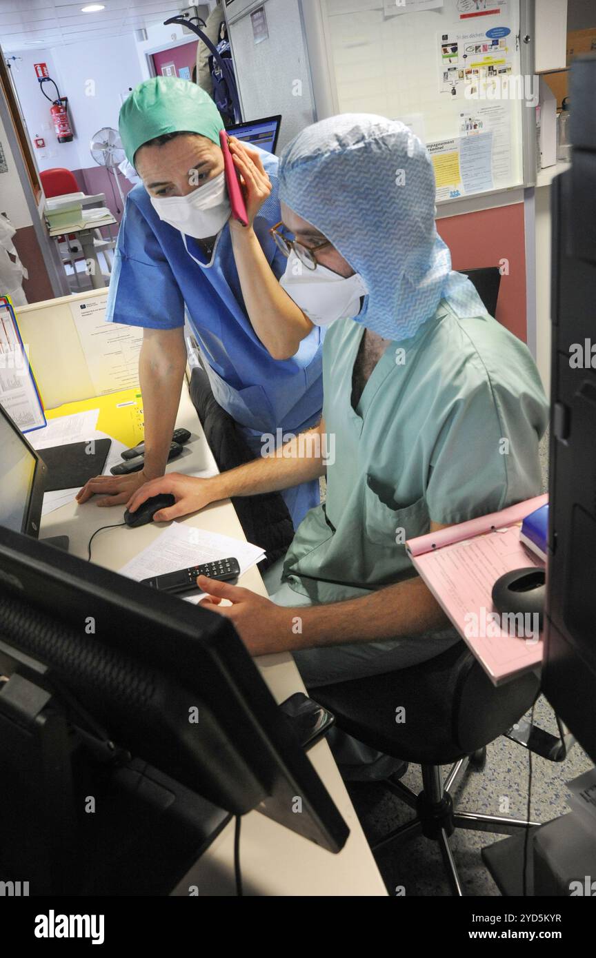 A doctor and a nurse working together in a hospital Stock Photo - Alamy